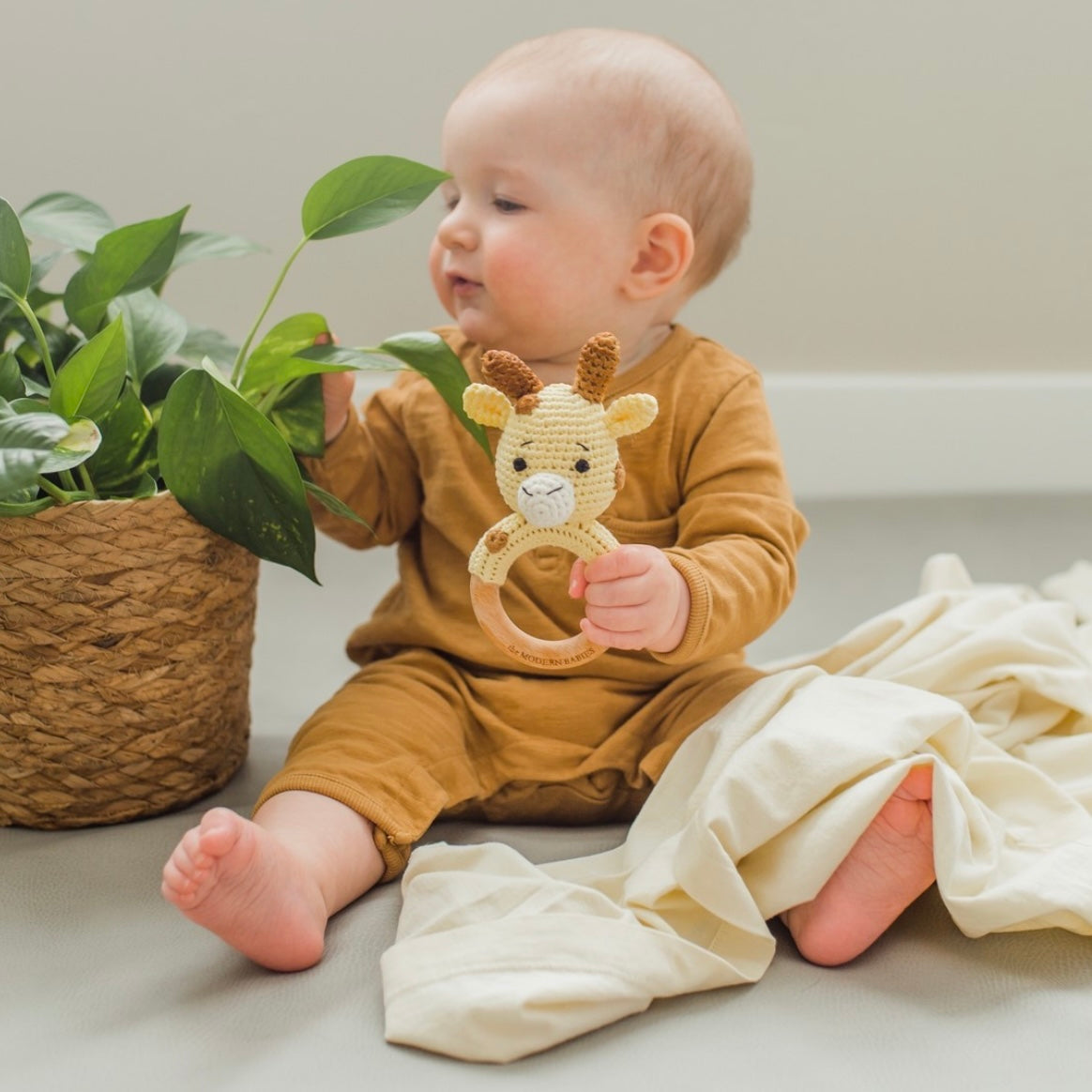 Crochet Baby Rattle - Giraffe Rattle | The Modern Babies – Peanut and Posie